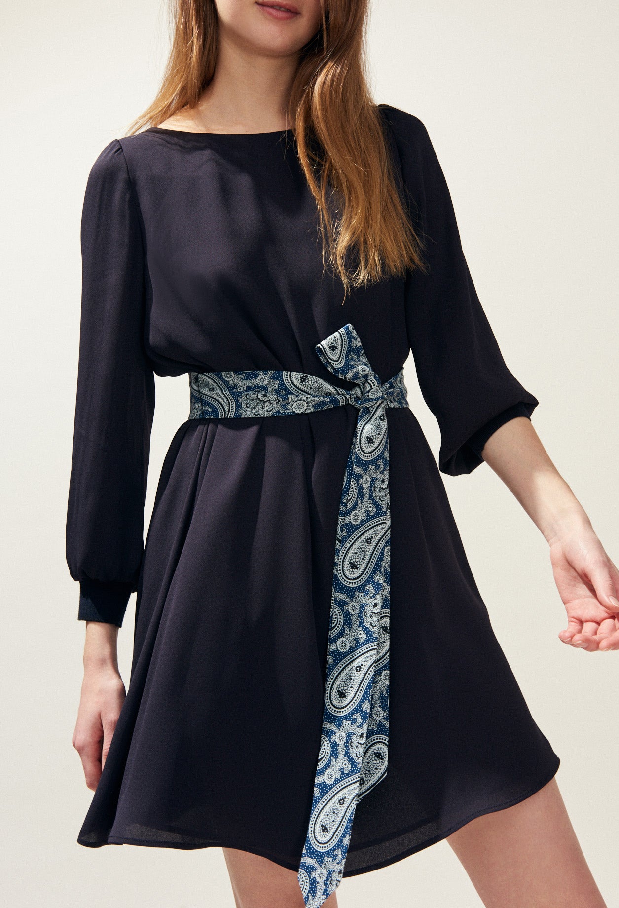 Robe fluide à ceinture foulard imprimée